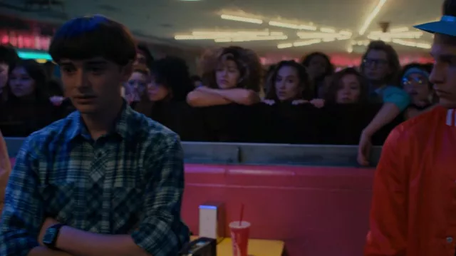 Montre numérique portée par Will Byers (Noah Schnapp) comme on le voit ...