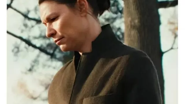 The Beast In Me 2025 Veste Claire Danes portée par Aggie Wiggs (Claire ...