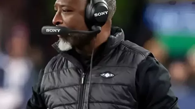 Jets VS Patriots Aaron Glenn Black Puffer Vest in Todd Bowles Knows How Intense Aaron Glenn Is ...
