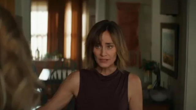 Michael met en vedette Anita Mock Neck Tank en Java porté par Sharon Leone (Diane Farr) tel que ...