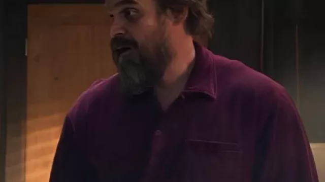 Stranger Things S5 David Harbour Polo violet porté par Jim Hopper ...