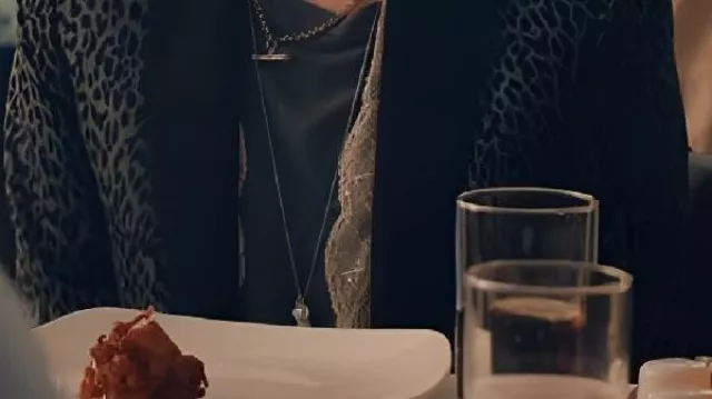 Blazer à imprimé léopard porté par Kitty (Rosalie Craig) dans Riot ...