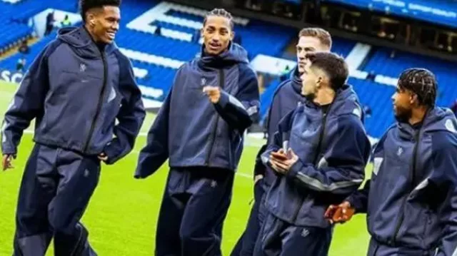 Veste Tech Boreas Chelsea F.C. 2025 dans un survêtement Nike Chelsea 25 ...