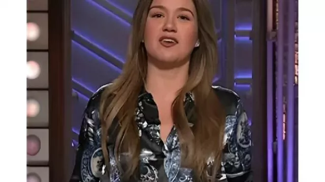 The Kelly Clarkson Show 2025 Kelly Clarkson Print Shirt worn by Kelly ...