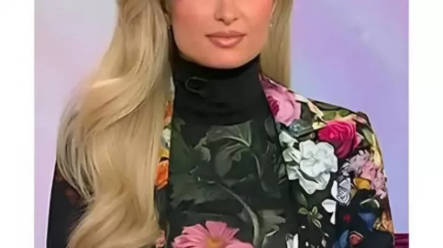 Costume papillon à motifs floraux Paris Hilton Show 2026 | Spotern