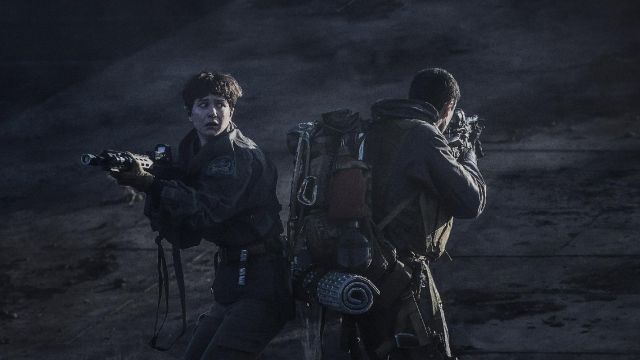 The crest Covenant Weyland Corp Daniels (Katherine Waterston) in Alien ...