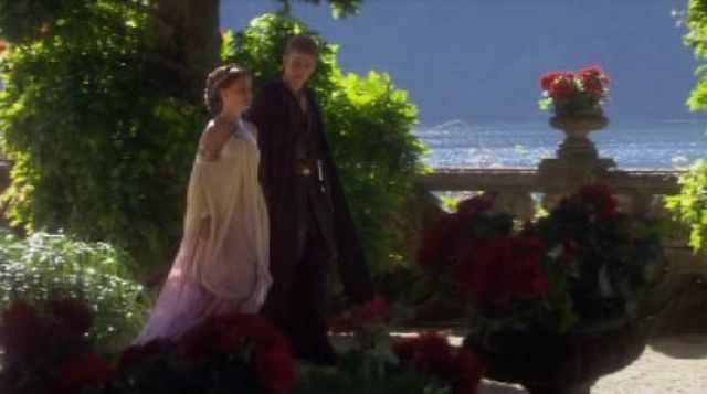 The dress to the edge of the lake of Padmé Amidala (Natalie Portman) in ...