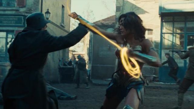 Le lasso de la vérité de Diana Prince / Wonder Woman (Gal Gadot) dans ...