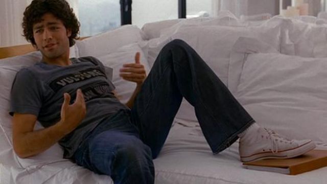 Los zapatos Converse blancos bajos usados por Vincent Chase (Adrian Grenier) en la serie ...