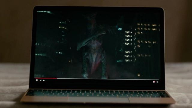 Apple Mac Book Air Gloria (Anne Hathaway) in Colossal | Spotern