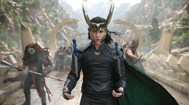 Dagas de manga azul de Loki (Tom Hiddelston) en Thor: Ragnarok | Spotern
