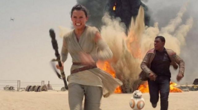 La te­nue de Rey (Daisy Rid­ley) dans Star Wars VII : Le ré­veil de la ...