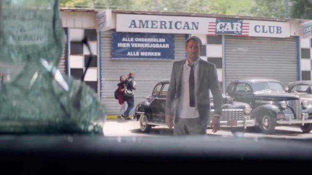 The tie-wool navy blue Michael Bryce (Ryan Reynolds) in Hitman ...