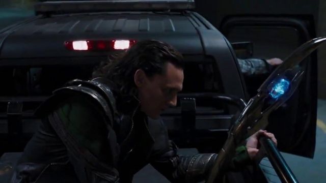 Le long sceptre fi­nal lu­mi­neux de Loki (Tom Hidd­les­ton) dans Aven ...