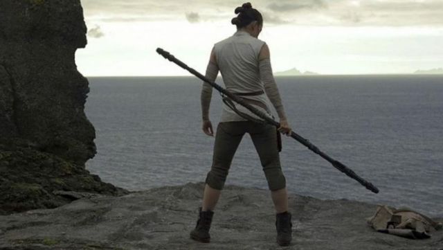 The white tank top of Rey (Daisy Ridley in Star Wars VIII : The last ...