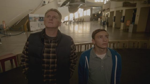 The sweat blue Sam Gardner (Keir Gilchrist) in Atypical S01E01 | Spotern