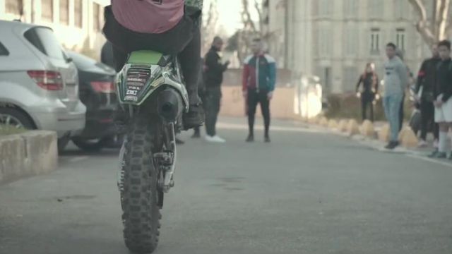 La Paire De Nike Air Huarache Noires Dans Le Clip En Douceur De Jul