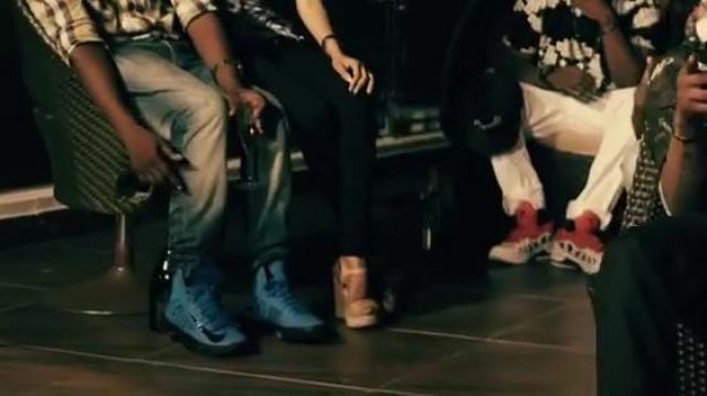 Les baskets Nike Hyperdunk "lunar blue" dans le clip Slow down de ...