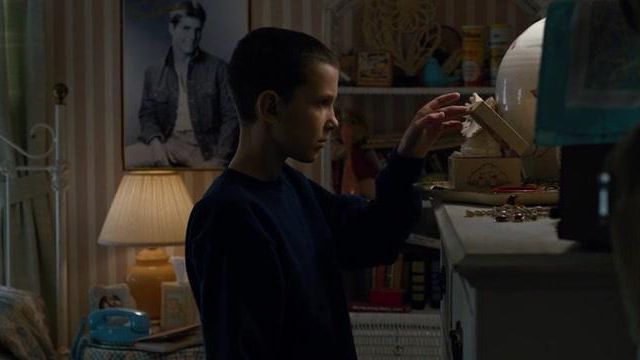 The poster of Tom Cruise in the bedroom of Nancy Wheeler (Natalia Dyer ...