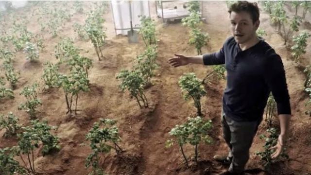 The t-shirt of Mark Watney (Matt Damon) in One on March. | Spotern