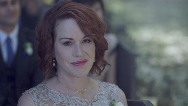Les boucles d'oreille de Mary Andrews (Molly Ringwald) dans Riverdale ...