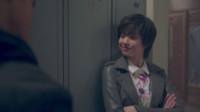 Le pull à fleurs Ted baker de Midge Klump (Emilija Baranac) dans ...