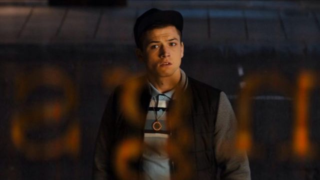 The medallion of Eggsy (Taron Egerton) in Kingsman : the secret Service ...