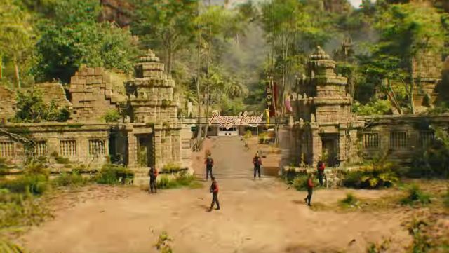 Chaqueta roja y negra de Poppy Adams (Julianne Moore) en Kingsman: The ...