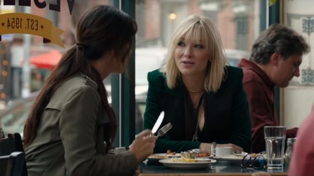 The trench Coat Debbie Ocean (Sandra Bullock) in Ocean's Eight | Spotern