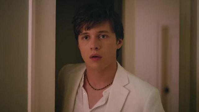 The suit jacket white of Simon Spier (Nick Robinson) in Love, Simon ...