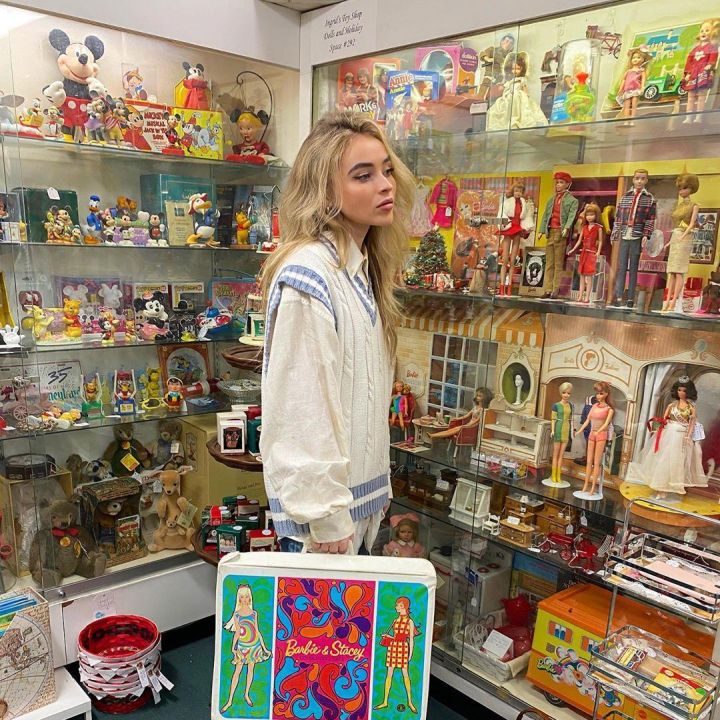 Sabrina Carpenter: Clothes, Outfits, Brands, Style and Looks | Spotern