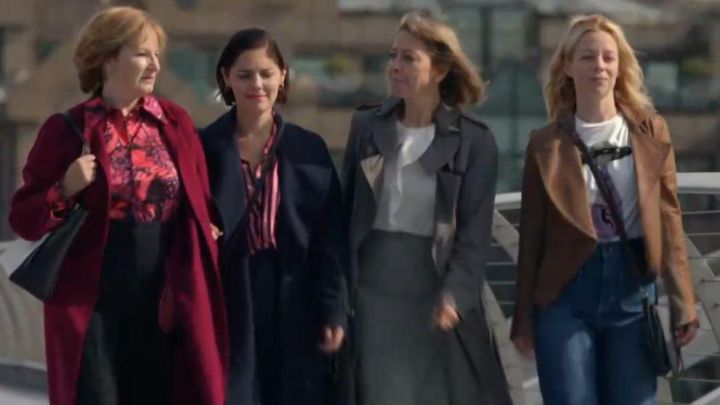 The Split: Clothes, Outfits, Brands, Style and Looks | Spotern