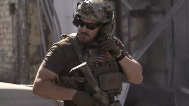 Jason Hayes (played by David Boreanaz) outfits on SEAL Team