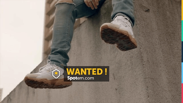 Les baskets beiges de PLK dans son clip Pas les mêmes | Spotern