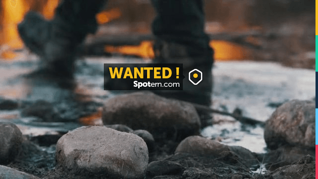 Las botas negras en el video musical de "Extinction" de Killstation ...