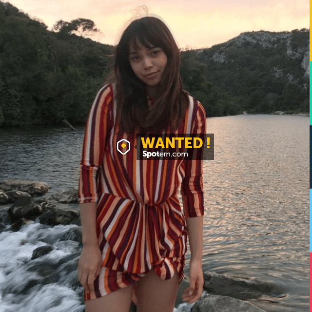 La combinaison rayée de Alice Kong au bord de l'eau sur une des ses ...