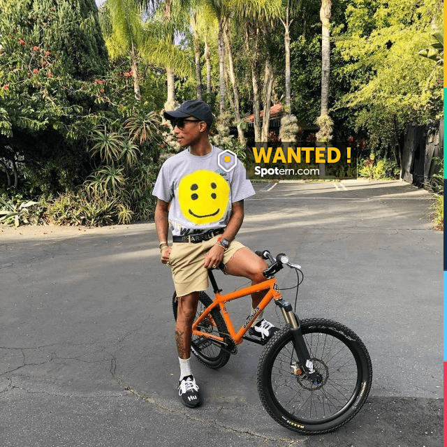 The gray t-shirt Smiley Pharrell Williams on his account Instagram ...