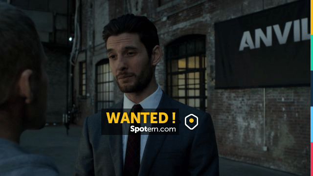 El traje gris de Billy Russo (Ben Barnes) en The Punisher S01E04 de ...