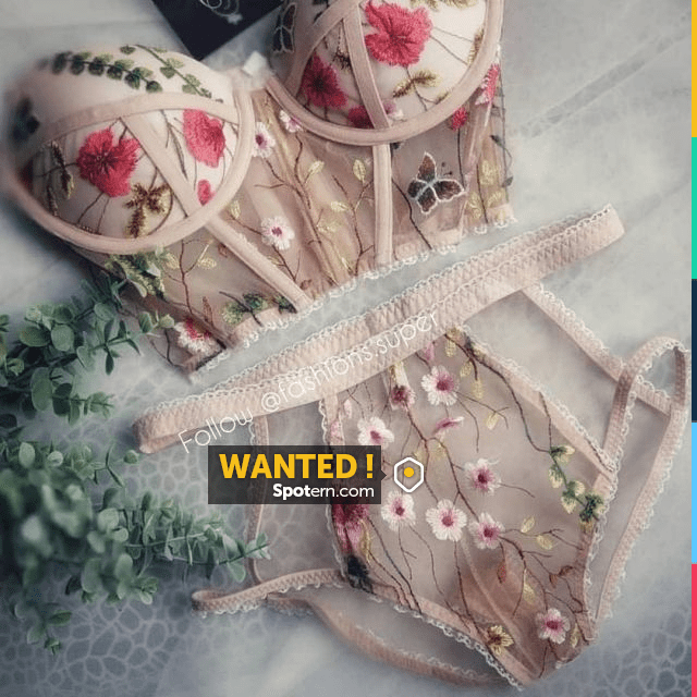 The lingerie set floral on the account Instagram @fashions.super | Spotern