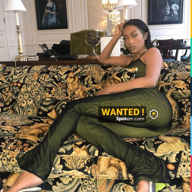 La combinaison verte portée par Shay sur son compte Ins­ta­gram ...