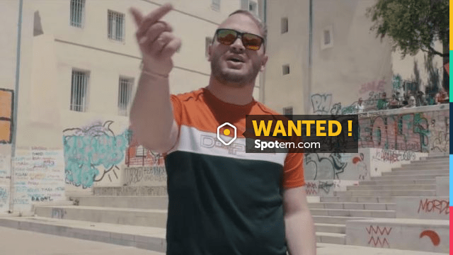 Camiseta blanca y naranja de Jul D'or Et De Platine en su clip La ...