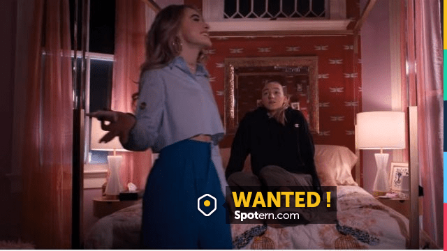 Le pantalon taille haute bleu de Harper Kreyman (Sabrina Carpenter ...