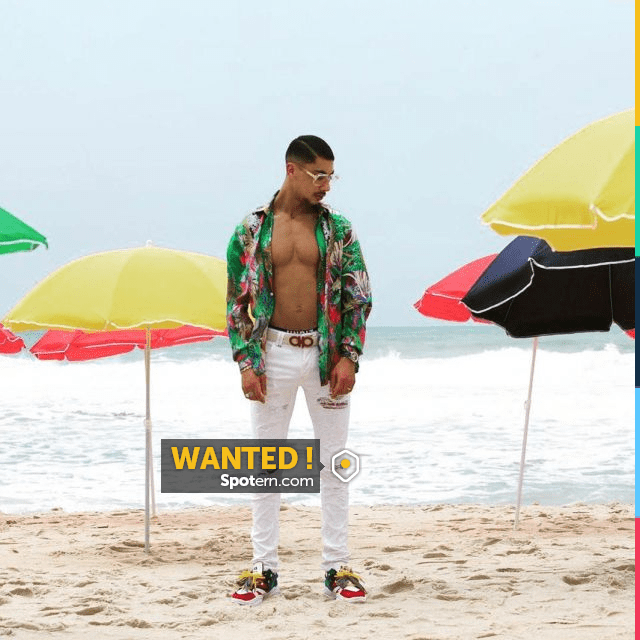 Le jean blanc porté par le rappeur Maes sur le compte Instagram de ...