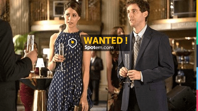 La robe or et marine portée par Monica Hall (Amanda Crew) dans la ...