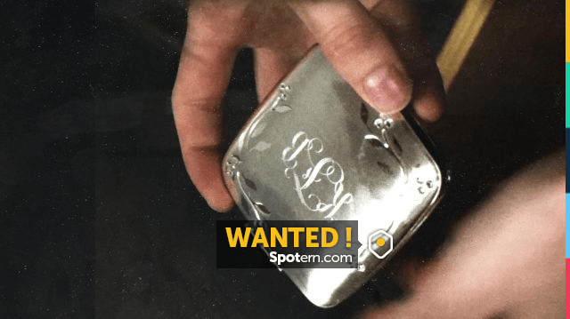 Le poudrier monogrammé de Kelly Aldrich (Kristine Froseth) dans The ...