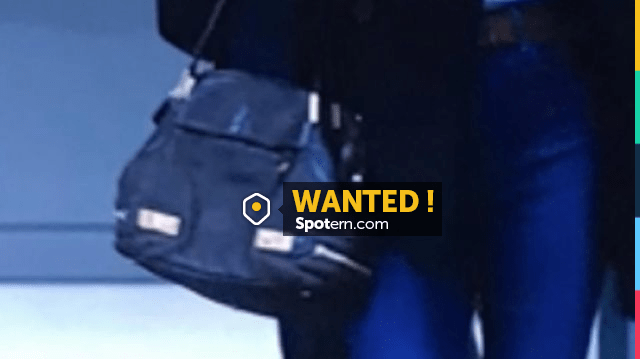 Bolso negro con acentos dorados usado por Rebecca Cantu (Nina Arianda ...