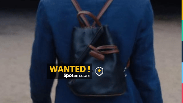 La sac à dos en cuir noir et marron de Esther Shapiro (Shira Haas) dans ...