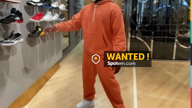 Esemble orange jogging porté par lonni dans la vidéo QUI SERA LE MIEUX ...