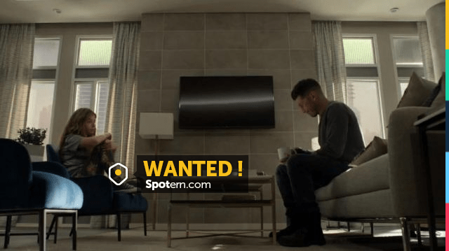 Le pantalon à fleurs de Amy Bendix (Giorgia Whigham) dans la série ...