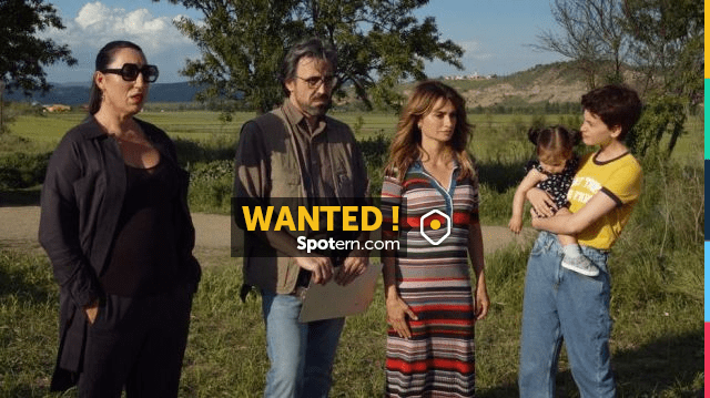 Rayé Robe Longue porté par Janis (Penélope Cruz) comme on le voit dans les Mères Parallèles ...